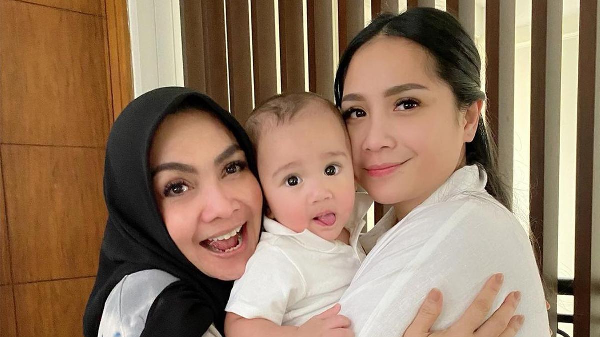 Momen Kebersamaan Mama Rieta Bareng Rayyanza, Selalu Gemas Dengan Cucu ...