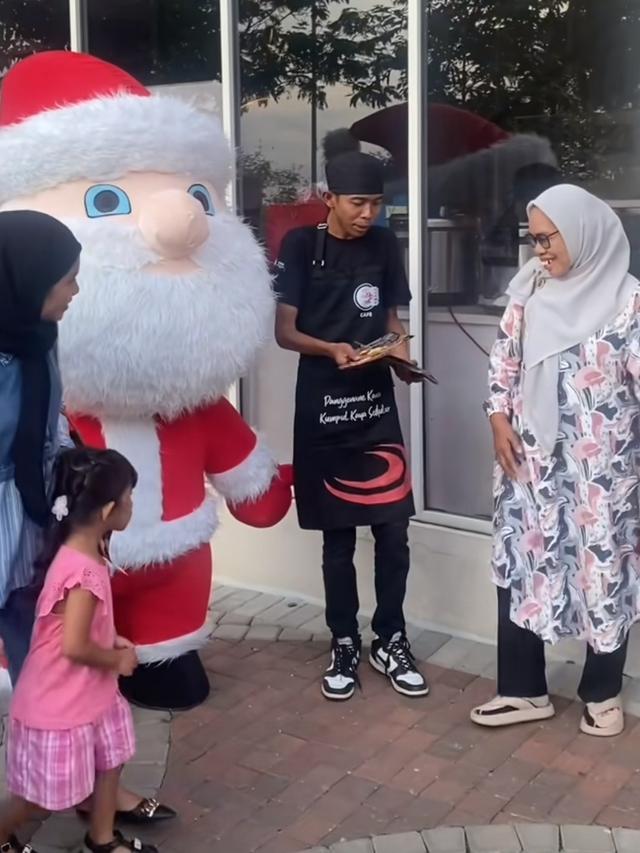 5 Pekerjaan Dede Sunandar Selain Jadi Artis, Tak Gengsi Jadi Karyawan