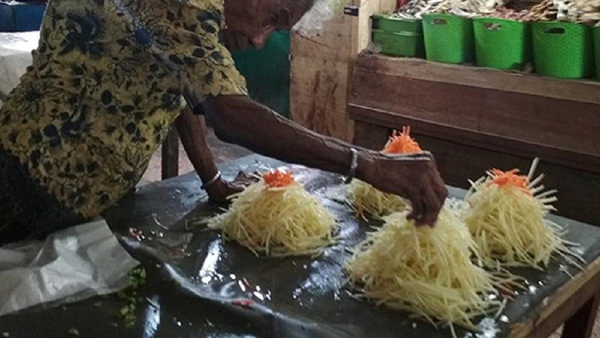 Marice Mambra dari Papua, Usia 100 Tahun Masih Jualan Sayur