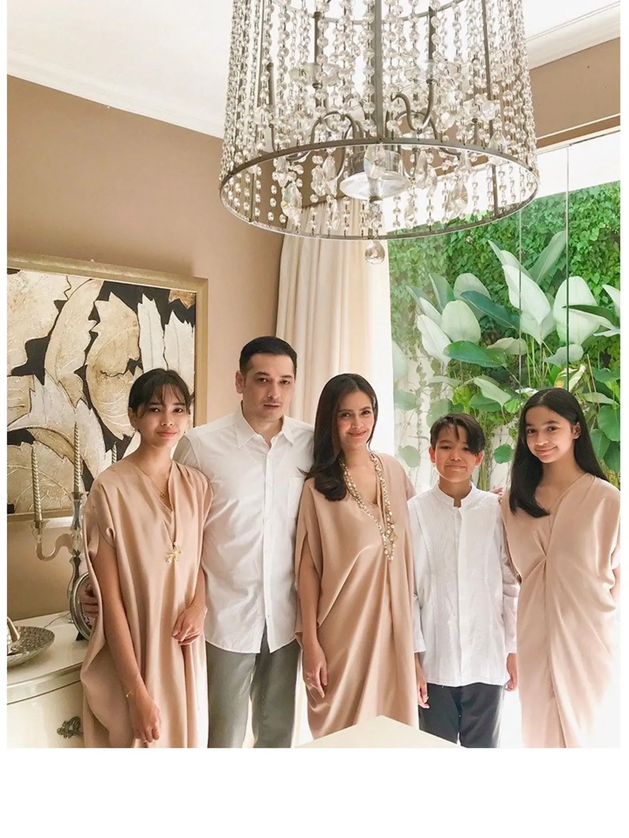 5 Potret Kebersamaan Cut Tari dan Richard Kevin, Rayakan Lebaran Perdana Bersama - Hot Liputan6.com