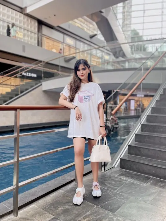 Potret Audi Marissa Pakai Kaus Oversize, Gayanya Bak ABG - Foto ...