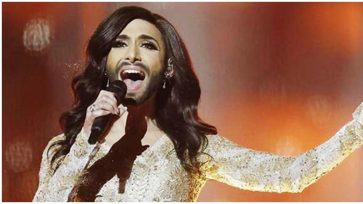 Meski Berjambang, Conchita Wurst Percaya Diri Menjadi The Next Rising ...