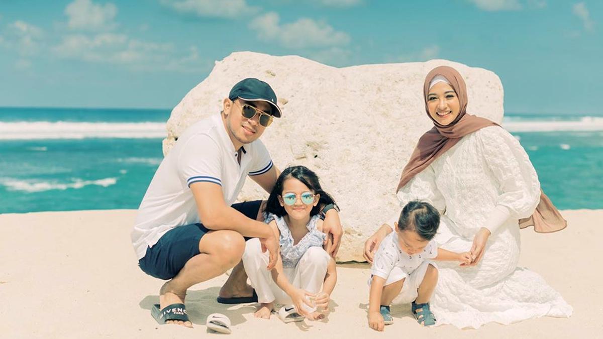 FOTO: Gaya Liburan Poppy Bunga Liburan Bersama Suami dan Anak - Foto ...