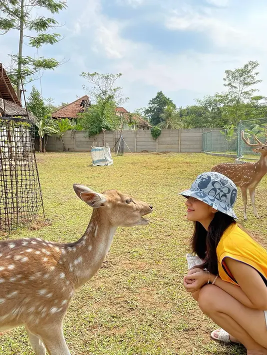 FOTO: Gaya Angie Marcheria saat Pakai Topi, Kian Menawan - Foto ...