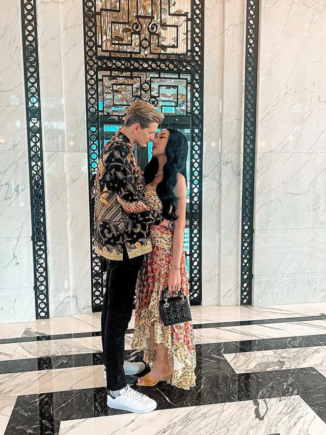 6 Potret Alan Tunangan Lucinta Luna Saat Pakai Batik, Bule Asal Ukraina ...