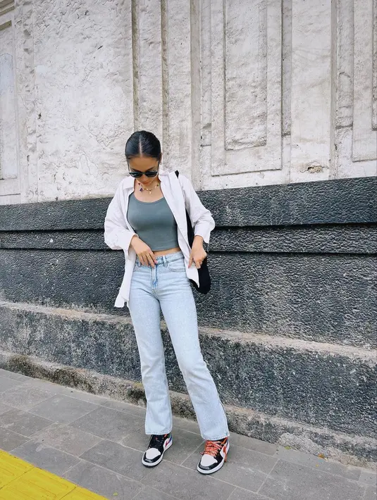 Pose Kece Asha Assuncao Liburan di Kota Tua, OOTD Kasual Curi Perhatian ...
