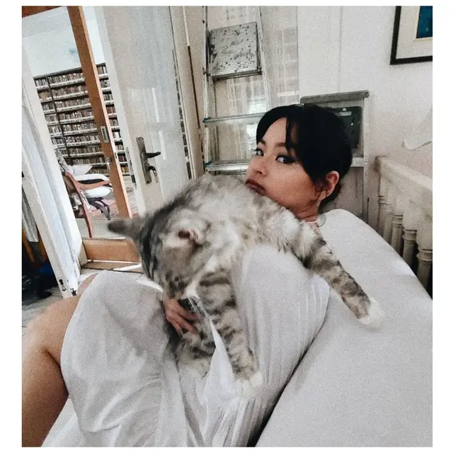 6 Potret Gustika Cucu Bung Hatta, Curi Perhatian Pakai Batik Slobog di ...