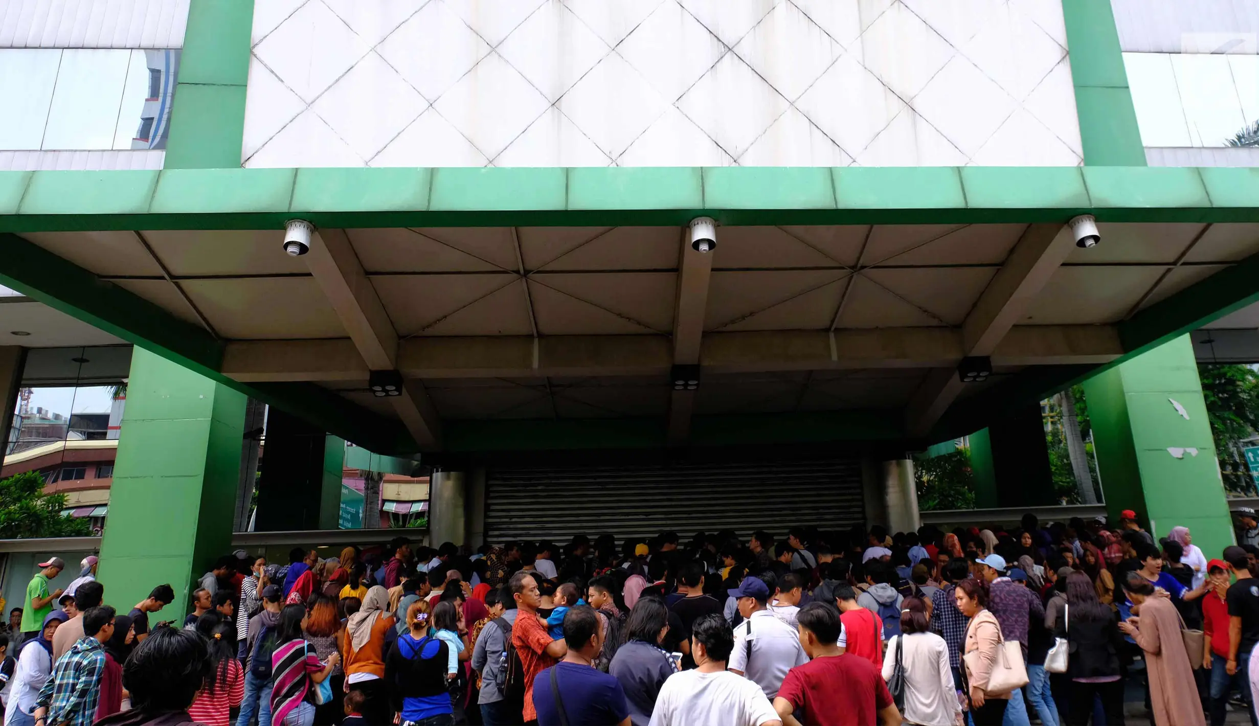 PHOTO: Ada Diskon Besar-Besaran, Pengunjung Serbu Lotus Department ...