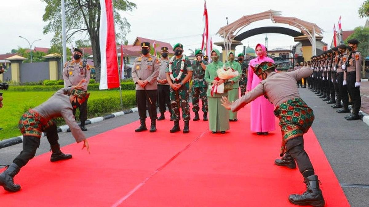 Atraksi Silat Polda Riau Sambut Kedatangan Komandan Korem Wirabima yang ...