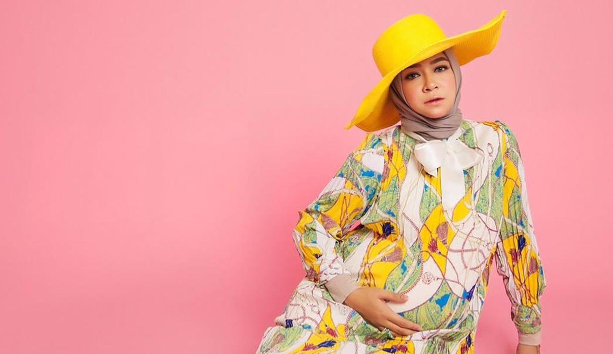 FOTO: Gaya Aryani Fitriana dengan Makeup Tebal, Makin Memesona - Foto ...