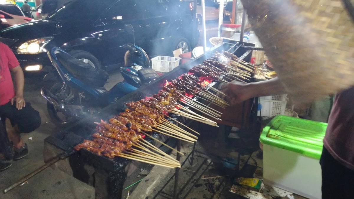 Kuliner Malam Jumat: Rahasia Sate Apjay Tunggal Bertahan di Tengah ...