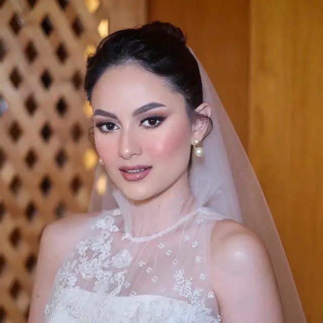 6 Momen Pernikahan Artis Clara Bernadeth, Elegan dan Bernuansa Putih ...