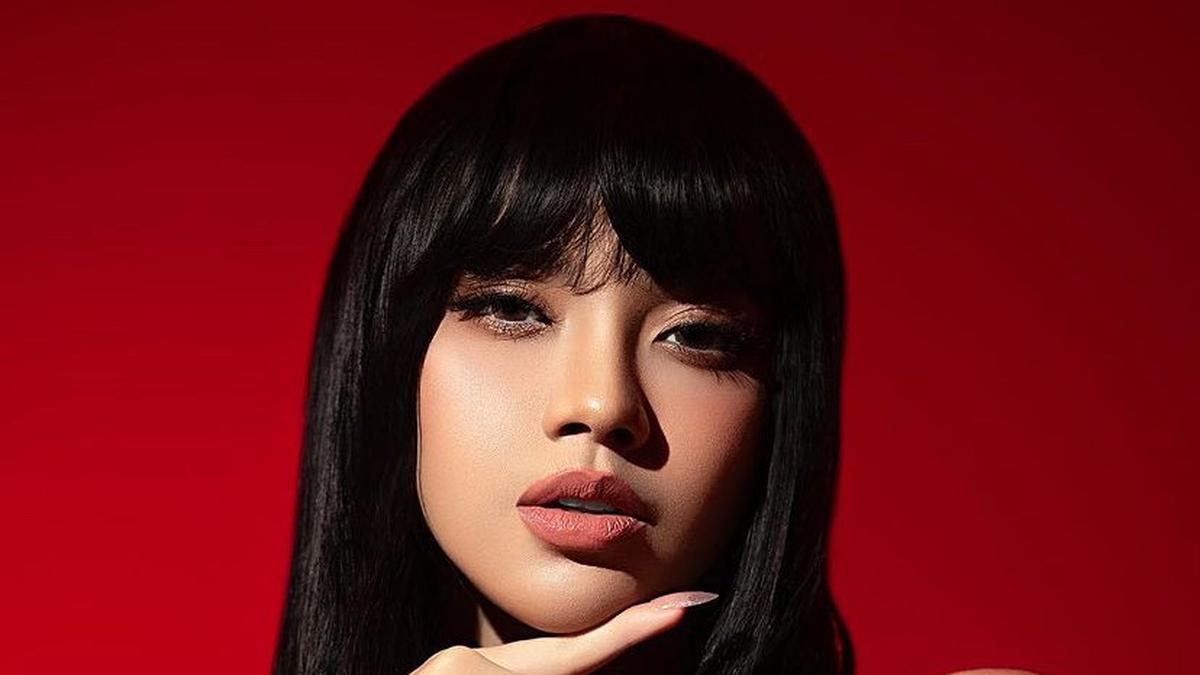 Lyodra Tampil Berponi dengan Makeup Glam Natural, Disebut Mirip Lisa ...