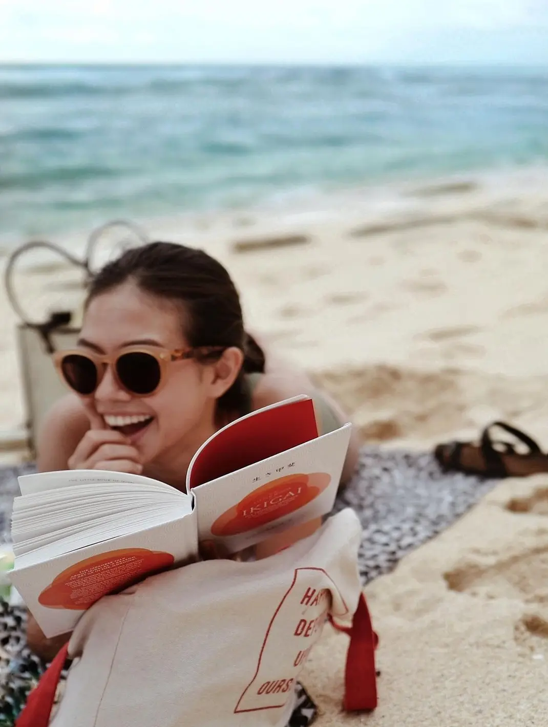 Potret Yuki Kato Baca Buku Ini Curi Perhatian, Aktivitas Saat Santai - Foto Liputan6.com