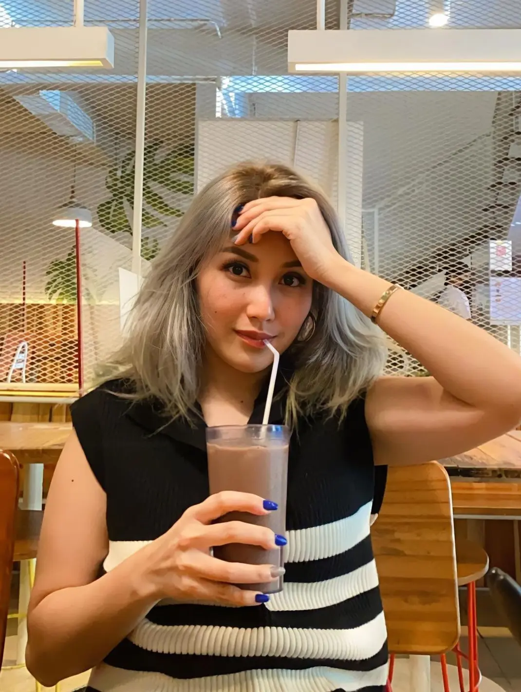 7 Potret Warna Rambut Baru Ayu Ting Ting, Nuansa Silver Bikin Awet Muda ...