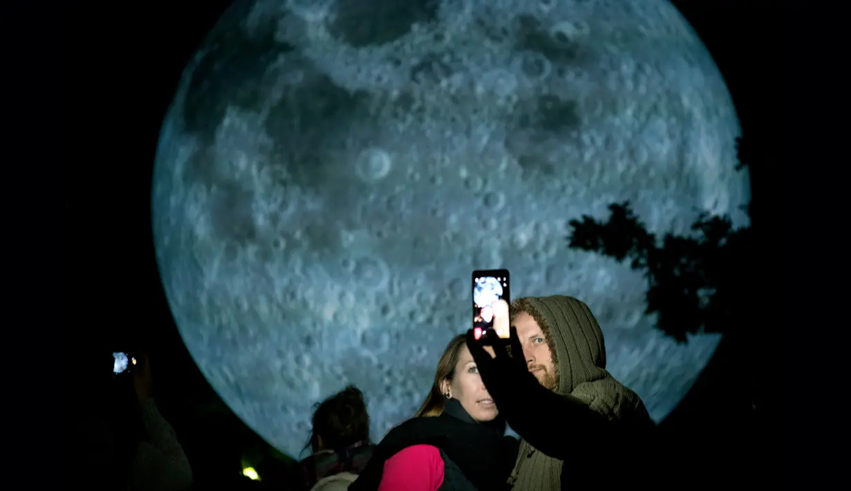 PHOTO: Kemunculan Bulan Raksasa di Slovakia - Foto Liputan6.com