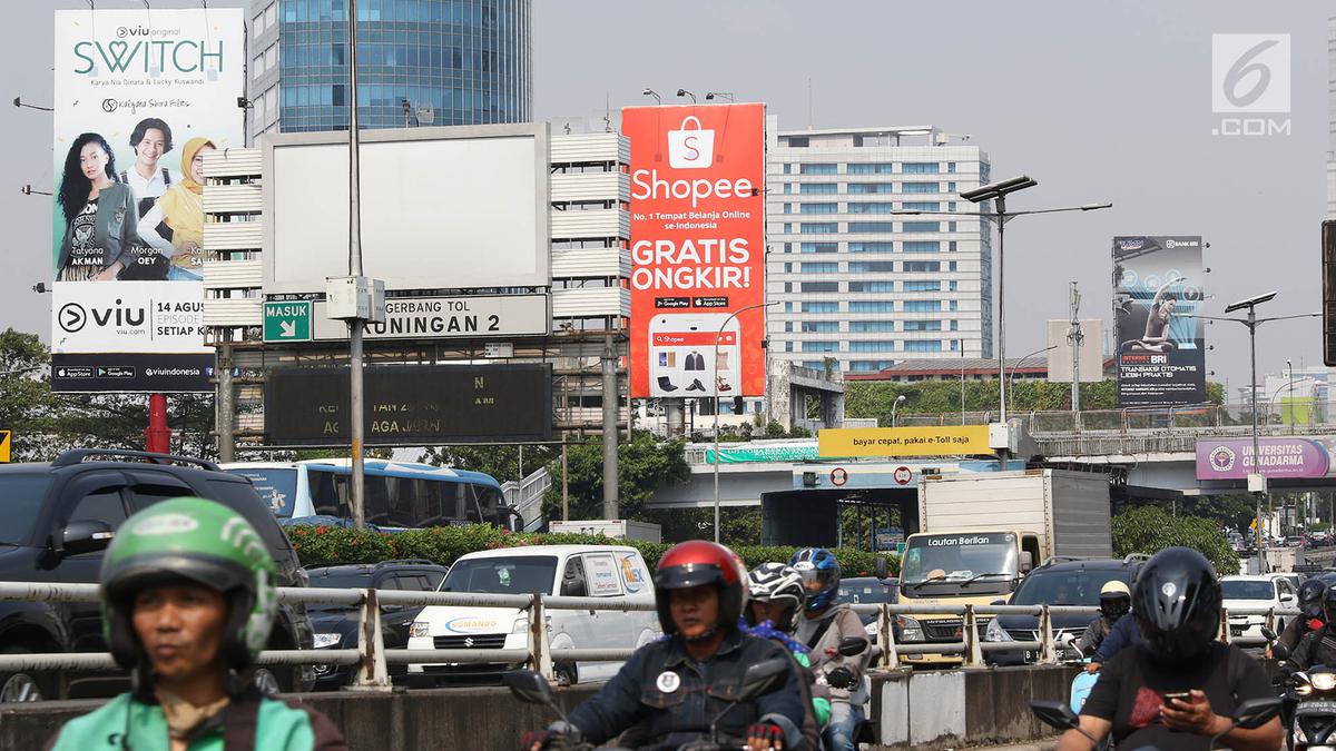 PHOTO: Reklame Kedaluwarsa di Jakarta Bakal Dibongkar - Foto Liputan6.com
