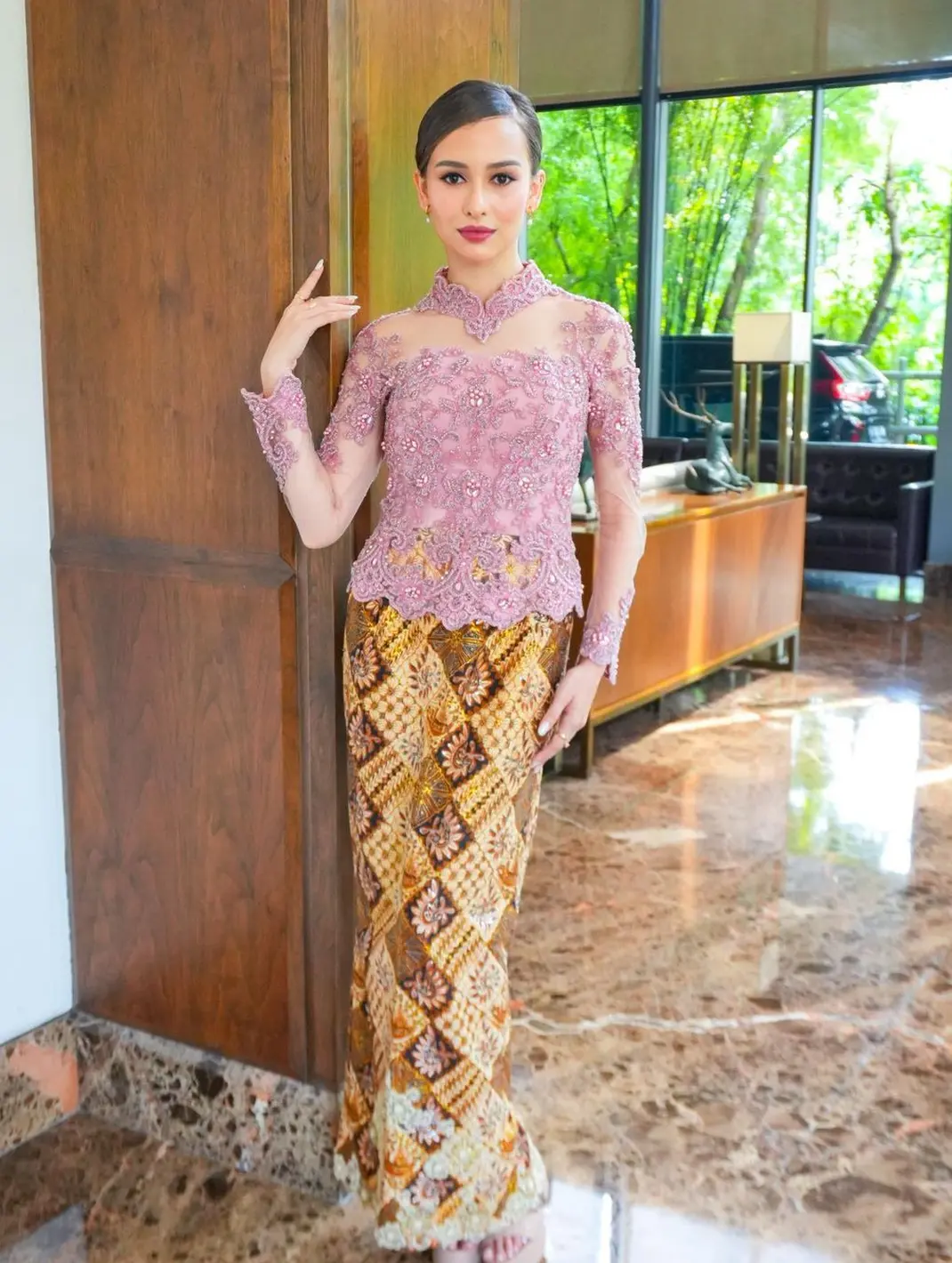Pesona Anna Jobling Pakai Kebaya, Siap Segera Berkarier di Indonesia ...