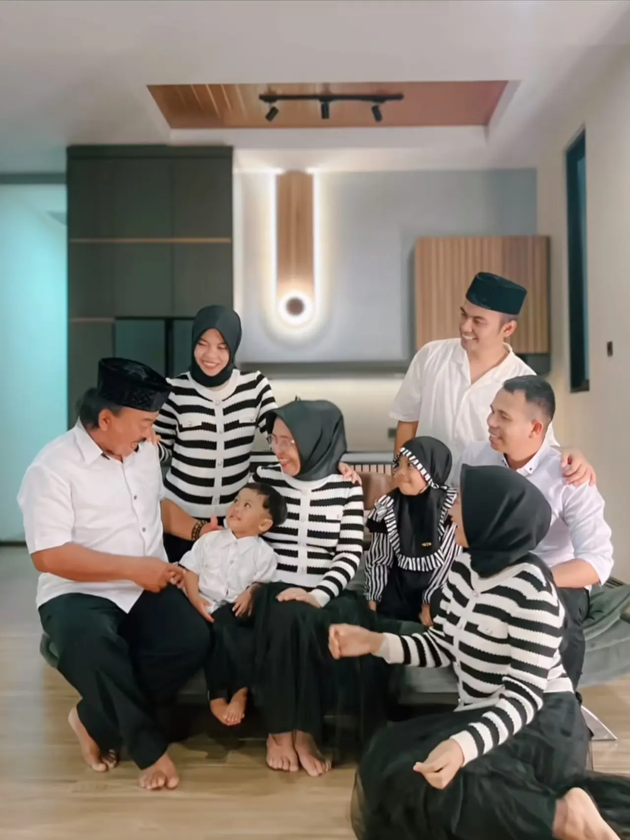 8 Ide Pose Foto Bersama Lebaran Ini Bikin Pede, Nggak Mati Gaya - Hot Liputan6.com