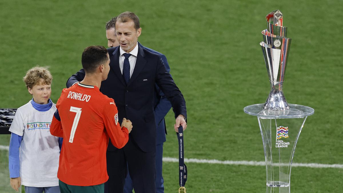 Tangis Haru Cristiano Ronaldo usai Antar Portugal Juara UEFA Nations League: Angkat Trofi Bareng ...