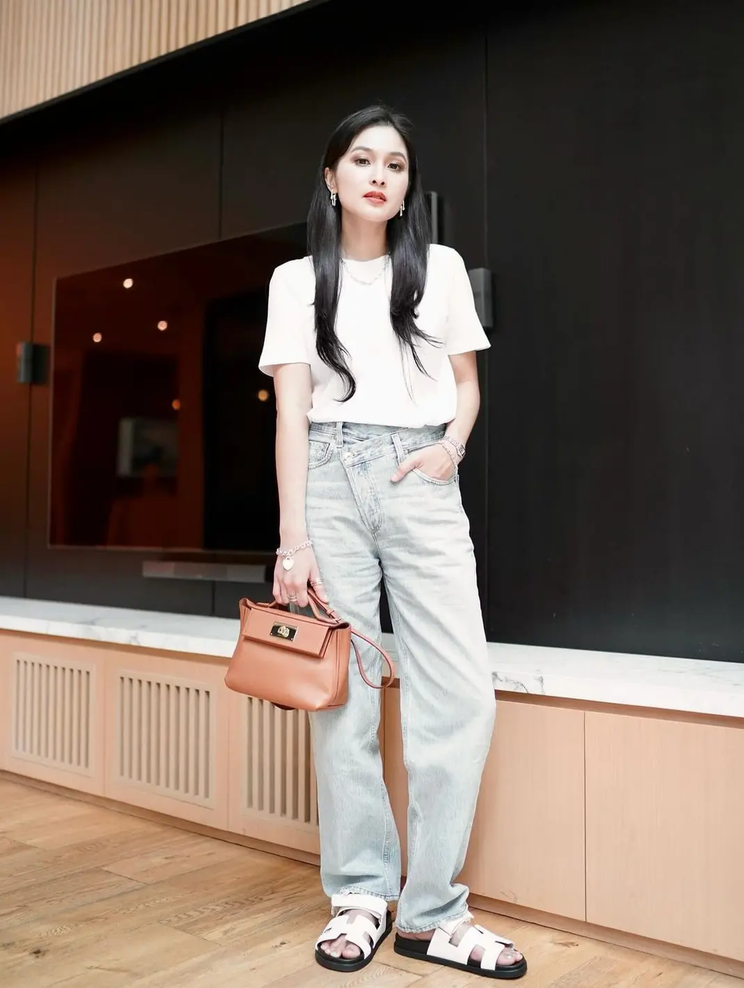 10 Potret OOTD Sandra Dewi yang Pancarkan Pesona Mahal, dari Gaya Ngantor hingga Tampilan Bak ...