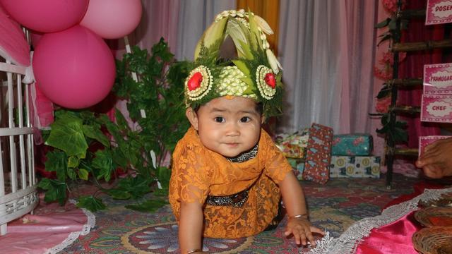 Tedak Siten Adalah Tradisi Masyarakat Jawa, Ketahui Rangkaian Prosesnya ...