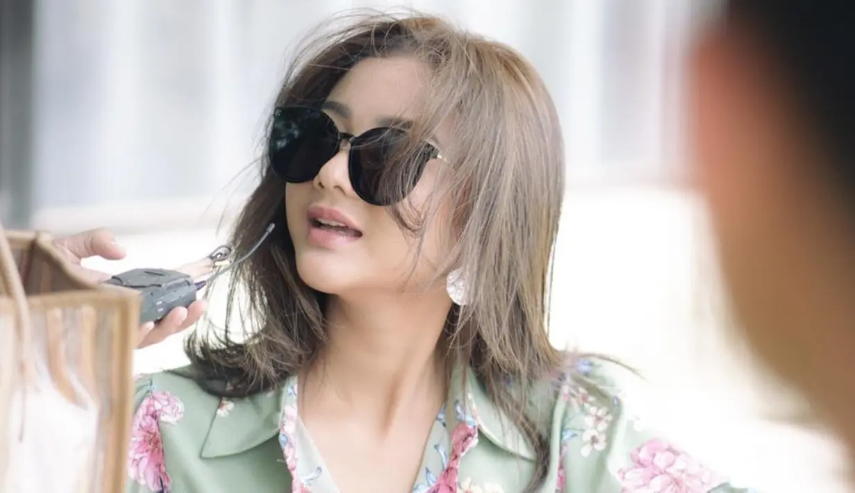 FOTO: Gaya Glenca Chysara Pakai Kacamata, Tampil Trendi - Foto Liputan6.com