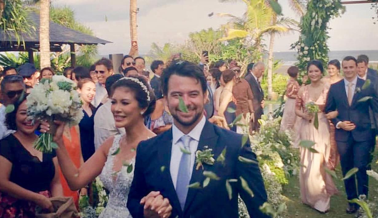 Potret Bahagia Aline Adita dan James Midgley di Hari Pernikahan - Photo ...
