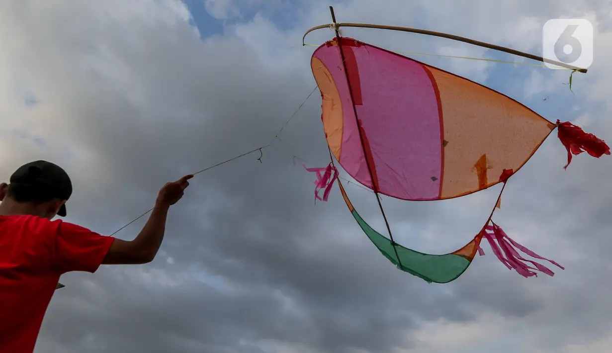 FOTO: Serunya Bermain Layangan Koang di Tengah Pandemi Covid-19 - Foto ...