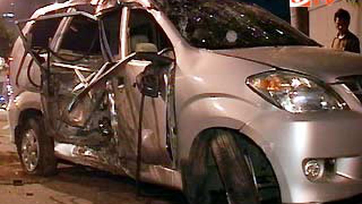 Mobil Tabrak Pohon di Jalan Sudirman - News Liputan6.com