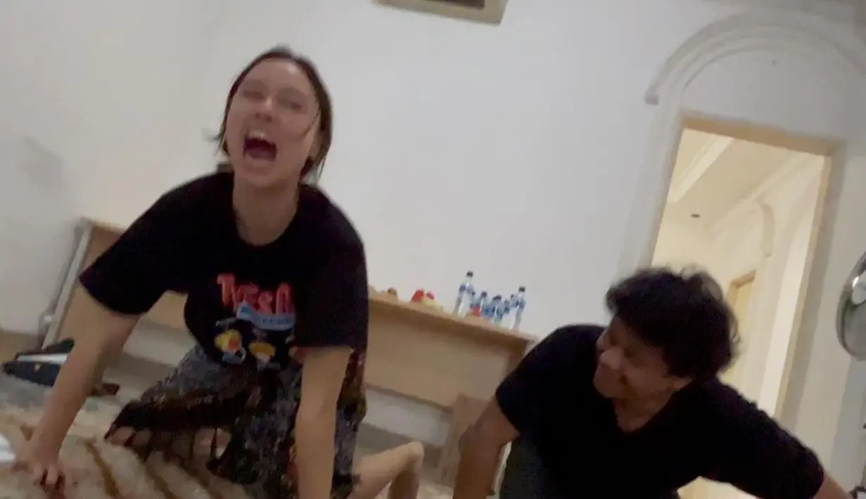 Potret Kegiatan Pemain Film Kiblat Sebelum Produksi, Kini Terancam ...