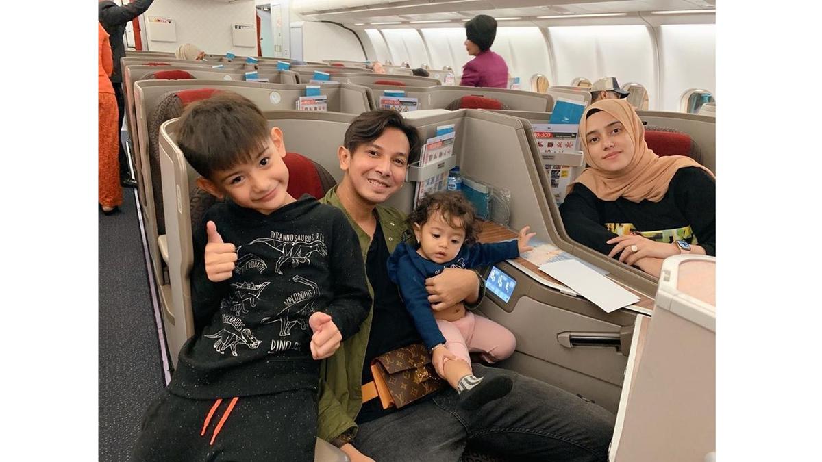 Sonny Septian Ajak Kedua Anaknya Berkhayal Liburan di Bali - ShowBiz ...