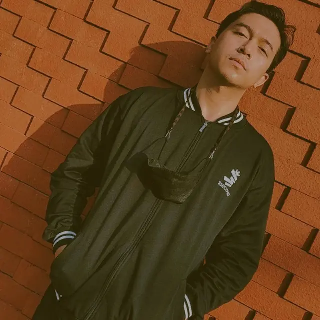 6 Potret Terbaru Putra Dinata, Pemeran Julian di 'Cinta Bersemi di Putih Abu-Abu' - Hot Liputan6.com