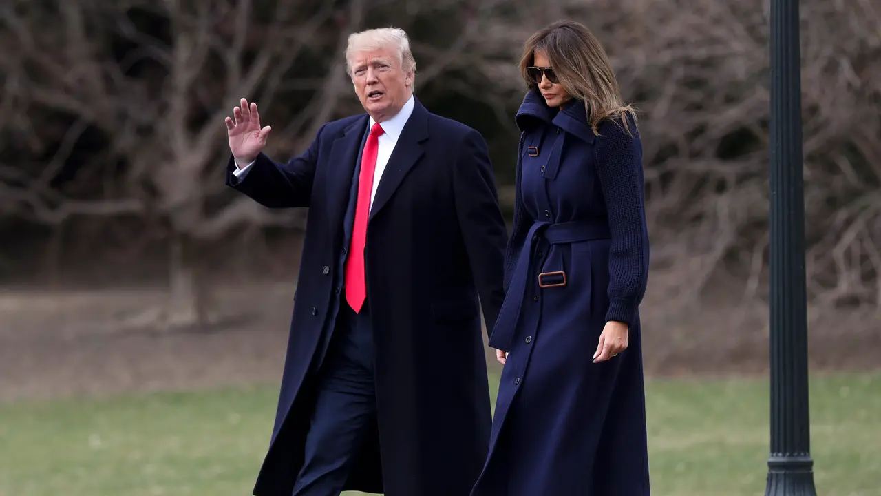Kisah Nyata di Balik Foto Donald Trump yang Peluk Mesra Sang Istri ...