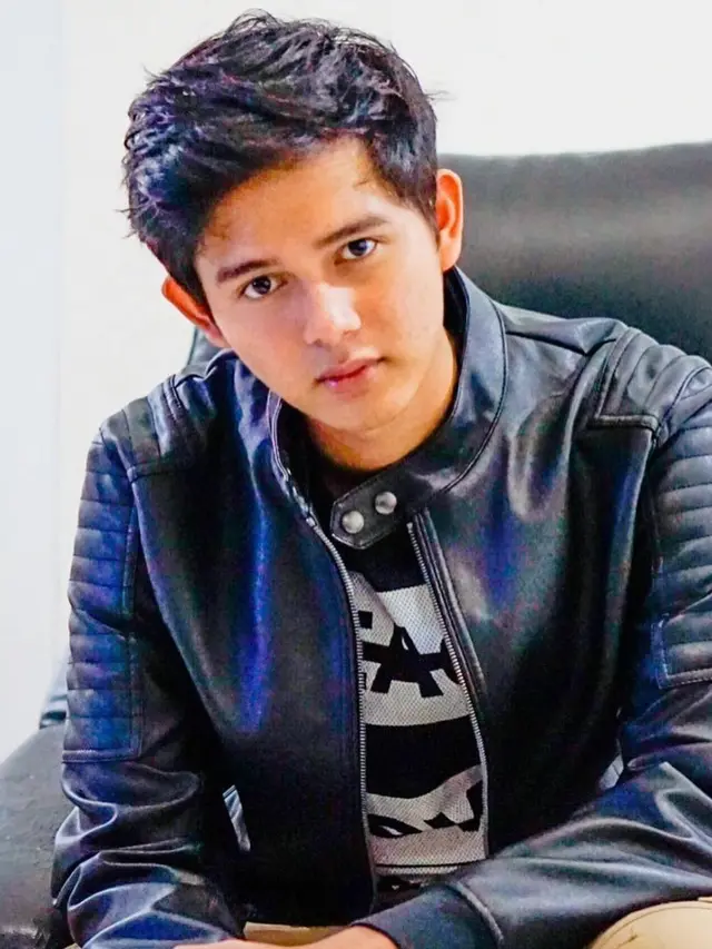 6 Potret Ganteng Ahmad Titan At Tariq, Anak Sambung Angelica Simperler ...