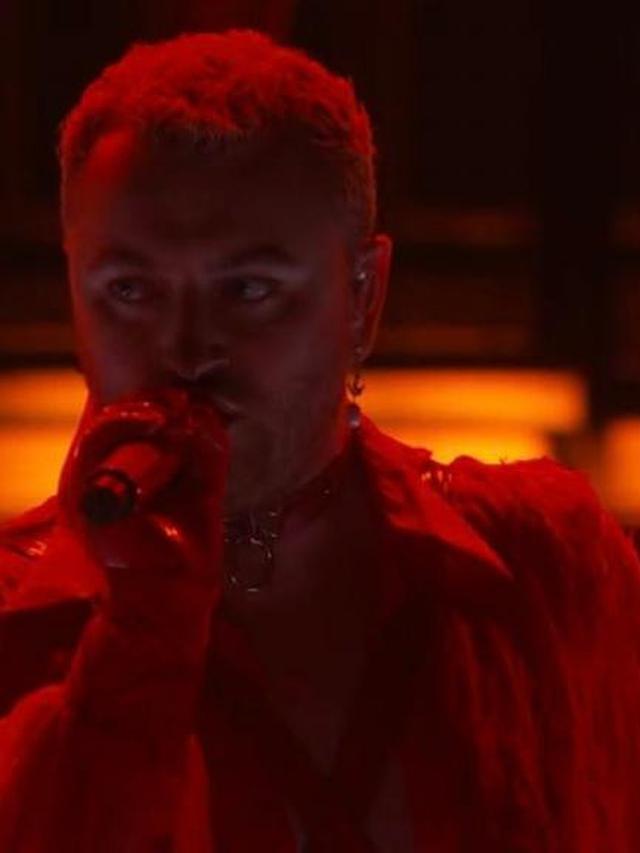 Gaya Nyentrik Serba Merah Sam Smith dan Pasukannya di Grammy Awards ...