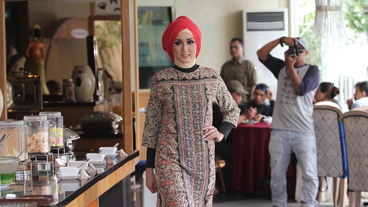 Memadukan Batik dan Pasley dalam Busana Muslim Ramadan