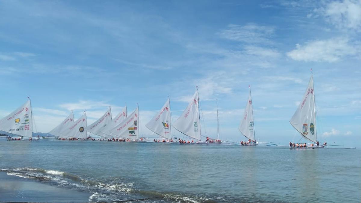 Usai Ritual Mapparondong Lopi, 35 Sandeq mulai Berlayar dari Tanah ...