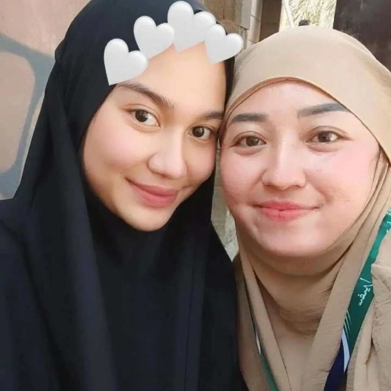 Azizah Salsha Foto Bareng Mertua Saat Umrah, Wajah Ayah Pratama Arhan Jadi Sorotan - Lifestyle ...