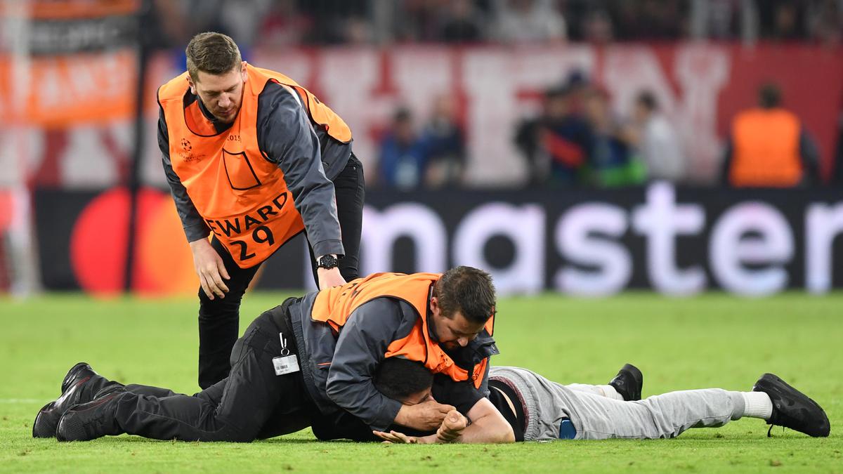 FOTO: Ulah Unik Suporter Terobos Lapangan di Laga Munchen Vs Real ...