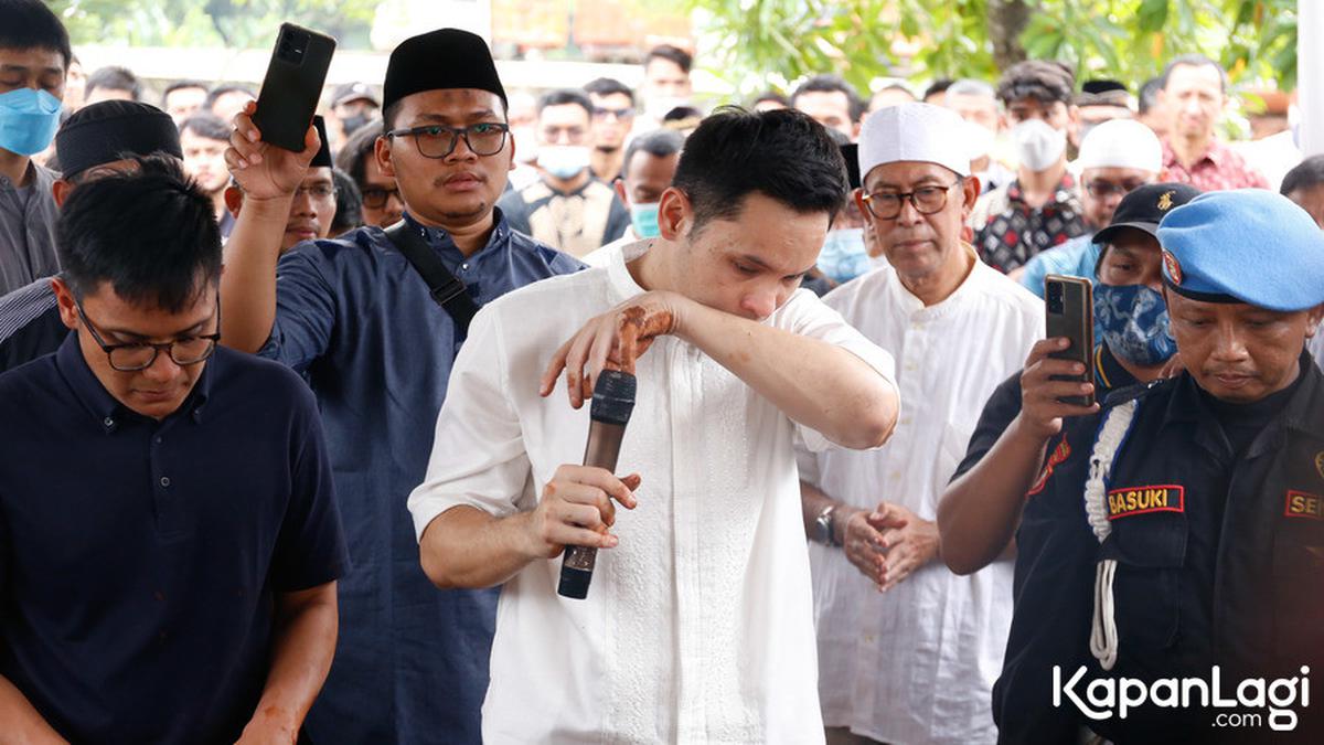 Potret Suasana Prosesi Pemakaman Ayah Ben Kasyafani - Photo Fimela.com