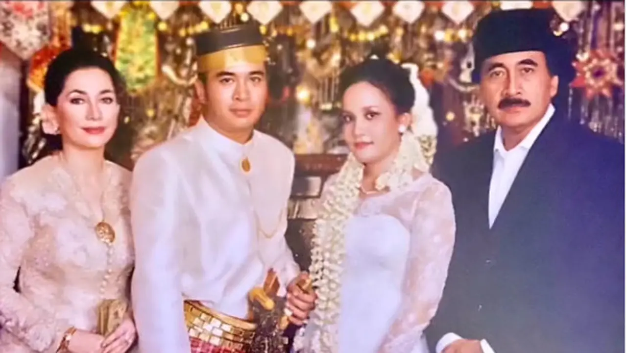 16 Tahun Kepergian Suami, Ini 6 Potret Lawas Widyawati dan Sophan Sophiaan - Hot Liputan6.com