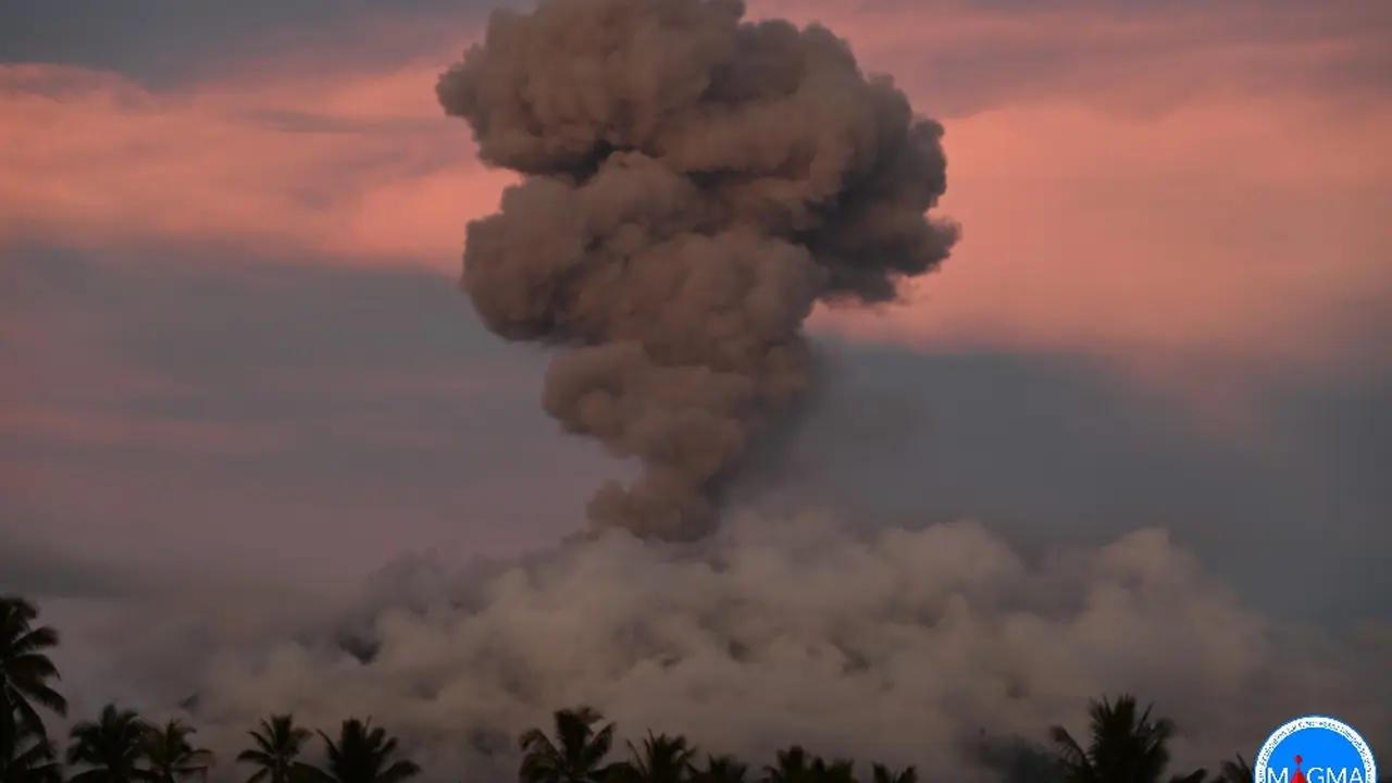 Gunung Ibu Erupsi Lagi, Semburkan Abu Vulkanik Setinggi 1.200 Meter - Regional Liputan6.com