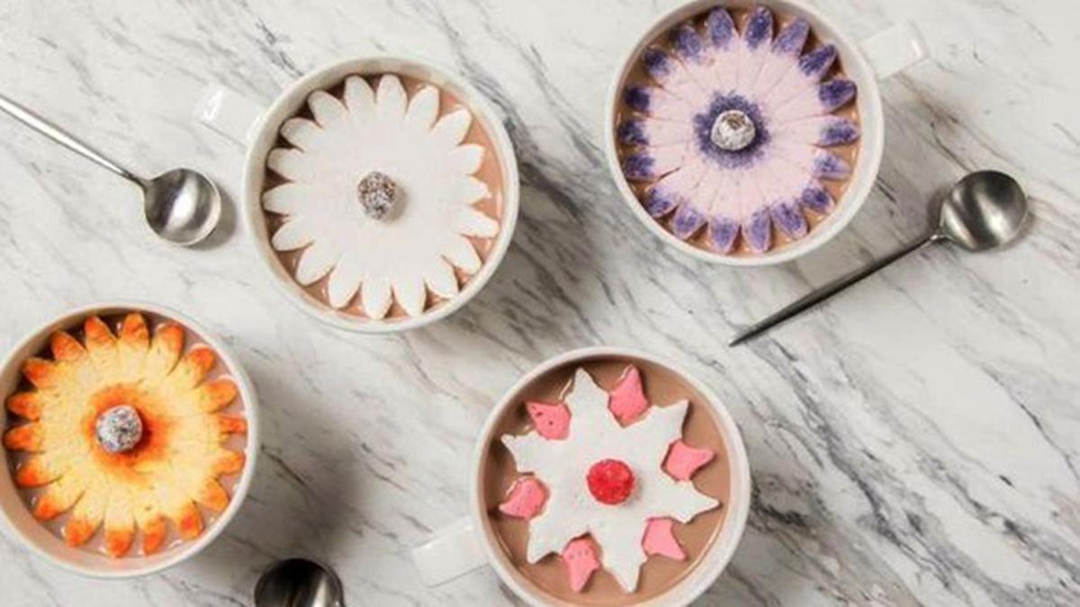 Romantis, Marshmallow Mekar Bagai Bunga Di Atas Minuman Hangat
