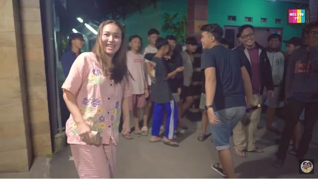7 Potret Ayu Ting Ting Ikut Keliling Kampung Bangunkan Orang Sahur, Seru Banget - Hot Liputan6.com