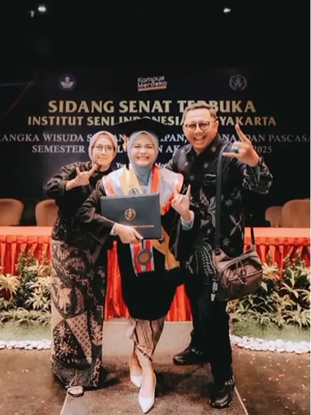 6 Potret Wisuda Salma Salsabil dari ISI Jogja, Raih Gelar Sarjana Terapan Seni - Hot Liputan6.com