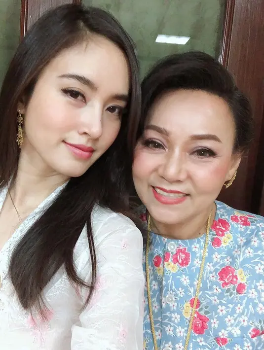 10 Potret Nong Poy Berkebaya, Transgender Tercantik yang Jatuh Cinta dengan Gaya Nyaman Kebaya ...