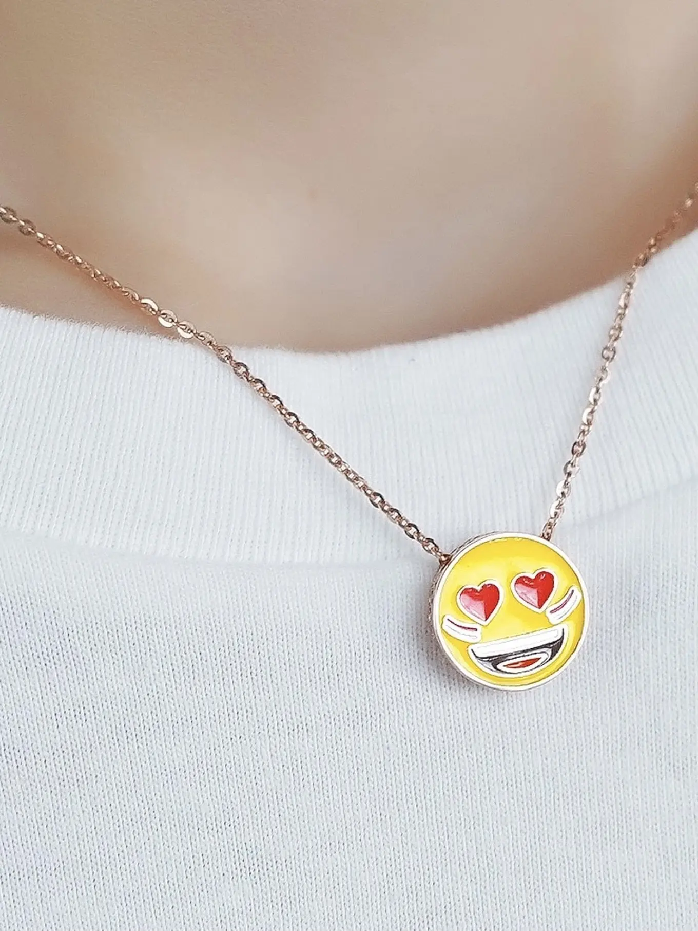 Sambut Kemerdekaan Republik Indonesia dengan Perhiasaan Emoji Merdeka