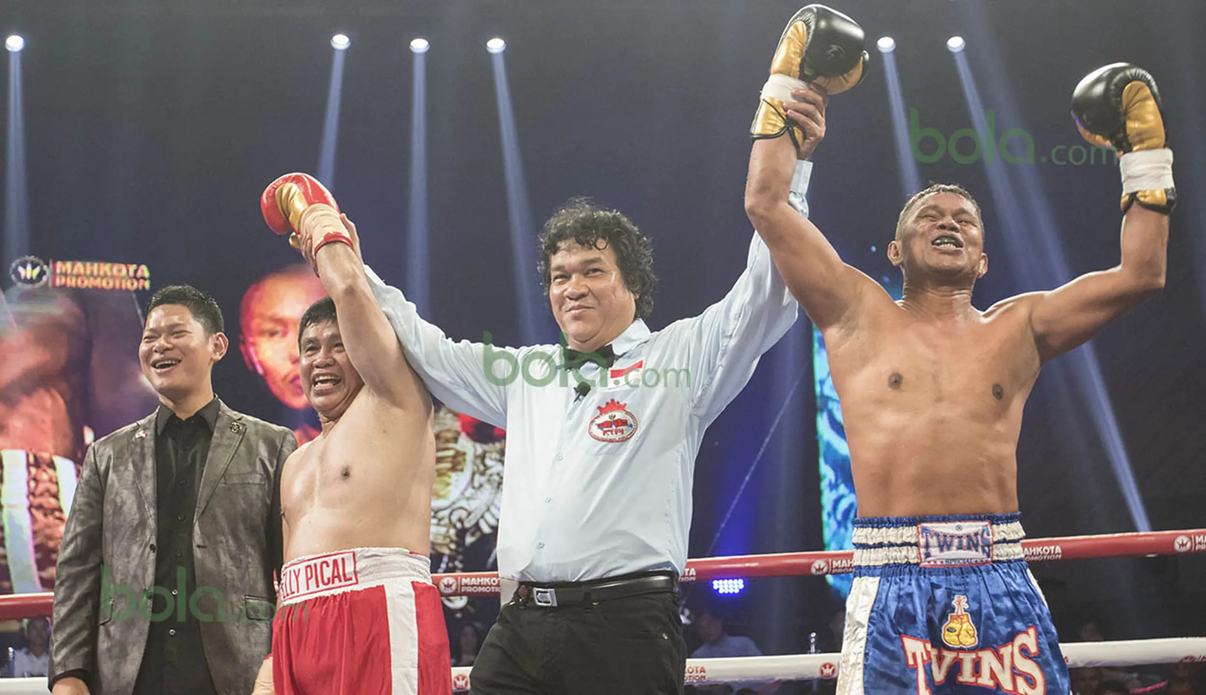 Aksi Comeback Petinju Legendaris Ellyas Pical di Atas Ring - Foto Bola.com