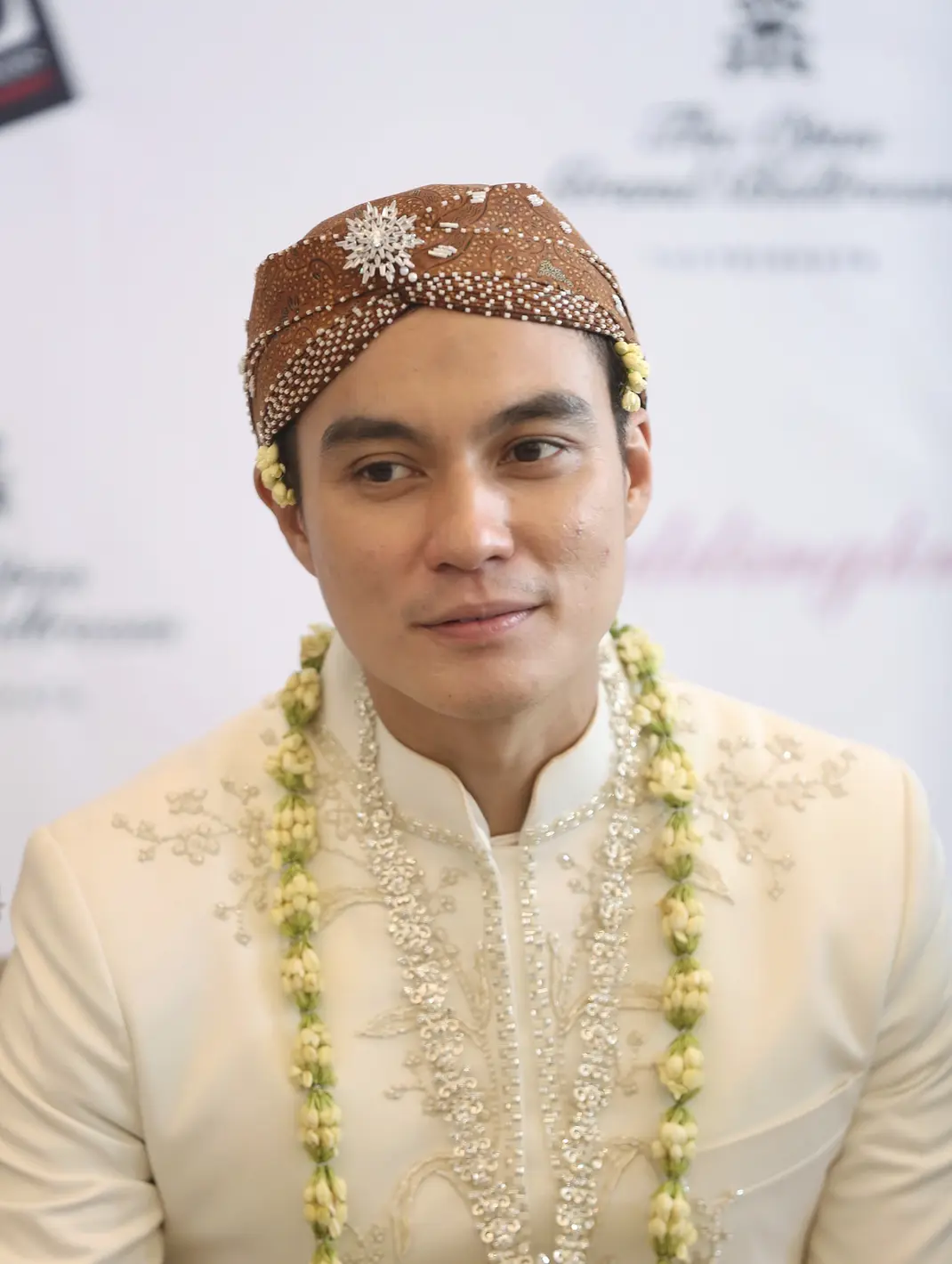 Potret Ceria Baim Wong dan Paula Verhoeven Tunjukkan Buku Nikah